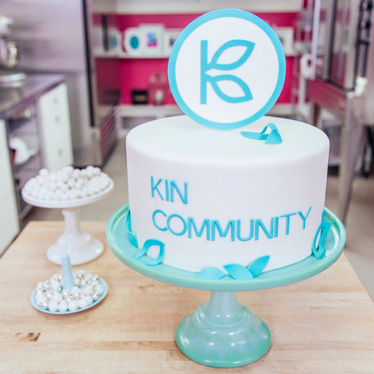 Covering A Classic Vanilla Cake In Simple Fondant – HOW TO CAKE IT