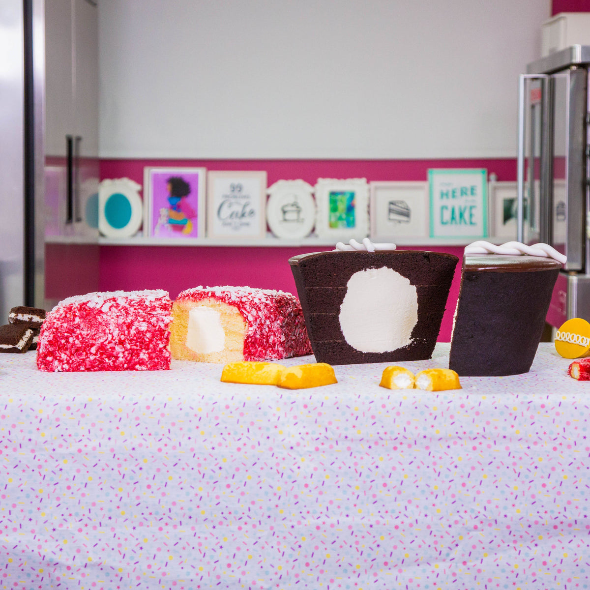 Giant Hostess Cupcake & Raspberry Zinger – HOW TO CAKE IT